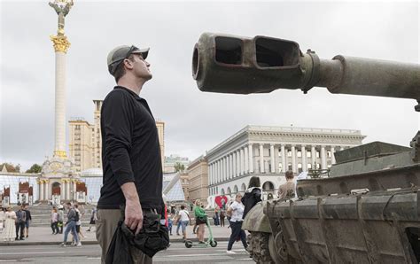 러 탱크 짓밟은 우크라 소녀…파괴 러시아 무기 구경거리 됐다 [이 시각] 중앙일보