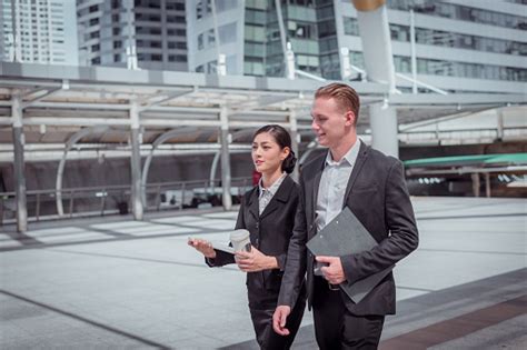 아시아 비즈니스 여자와 백인 사업가 도시에서 함께 산책 하 고 비즈니스에 대해 얘기 계획 개념에 대한 스톡 사진 및 기타 이미지 개념 건축 금융 Istock