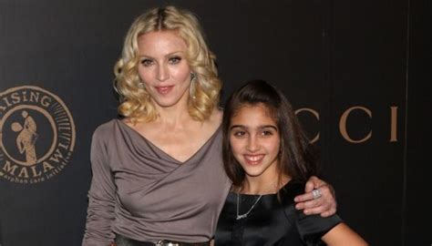 دختر خواننده مشهور به احترام مادر برهنه شد