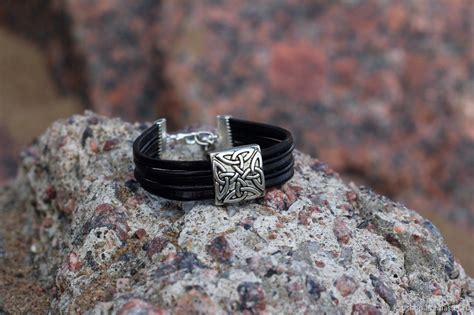 Браслет-манжета: Кожаный браслет "Кельтский четырехлистник" в интернет ...