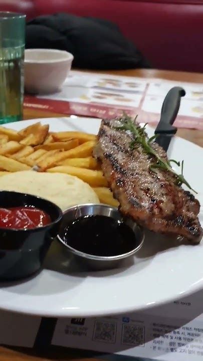 먼저 나온 뉴욕스트립스테이크 채끝살200g 미디엄웰던 굽기로 함께 먹어요 Youtube