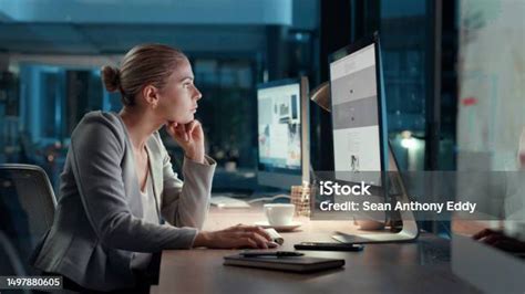 사무실에서 네트워크 소프트웨어 또는 기술에 대한 초과 근무를 생각하고 작업하는 전문 컴퓨터 엔지니어 진지하고 자신감 있고 젊은