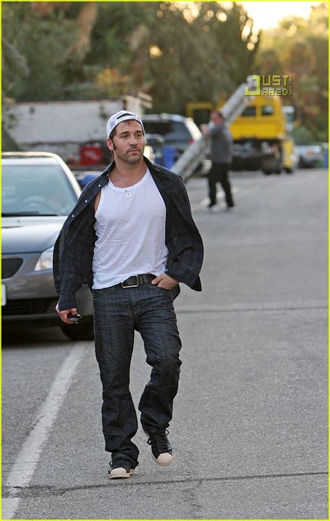Jeremy Piven Looks Into Sex Photo 857371 Photos Just Jared