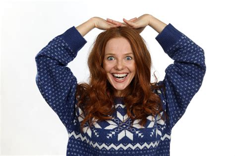 스튜디오에서 빨간 머리와 푸른 겨울 스웨터를 가진 예쁜 여자 20 24세에 대한 스톡 사진 및 기타 이미지 20 24세 가을 겨울 Istock