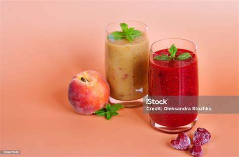 복숭아 바나나 키위 민트와 딸기로 만든 안경에 다른 신선한 맛있는 스무디의 최고 보기 건강한 해독 음료 다이어트 또는 채식 식품 개념의 창조적 인 개념 공간을 복사합니다