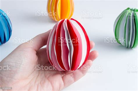 유색 종이에서 부활절 달걀에 대한 단계별 지침 어린이 공예품 Diy에 대한 스톡 사진 및 기타 이미지 Diy 가위 개념 Istock