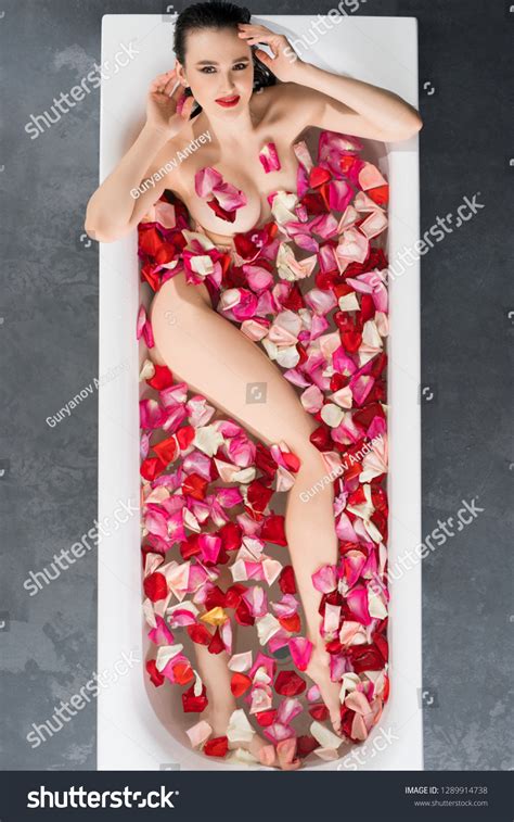 Naked Woman Lying Bathtub Rose Petals库存照片1289914738 Shutterstock