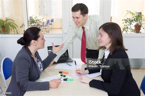 프로젝트에 대 한 아이디어를 논의 하는 대학생 들의 그룹 계획에 대한 스톡 사진 및 기타 이미지 계획 고등학교 공부 Istock