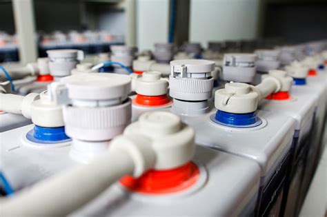 전기 Dc 배터리 행 근접 촬영 보기에서 누 산 기 배터리 플러스와 마이너스를 연결합니다 직류 스토리지입니다 0명에 대한 스톡 사진 및 기타 이미지 Istock