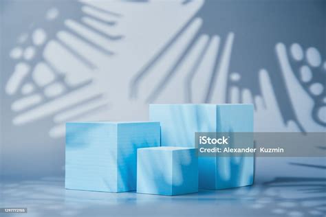 파란색 배경의 기하학적 모양 다양한 제품의 프리젠 테이션을위한 빈 연단 받침대가있는 추상적 기하학적 배경 텍스트 공간 0명에 대한 스톡 사진 및 기타 이미지 Istock