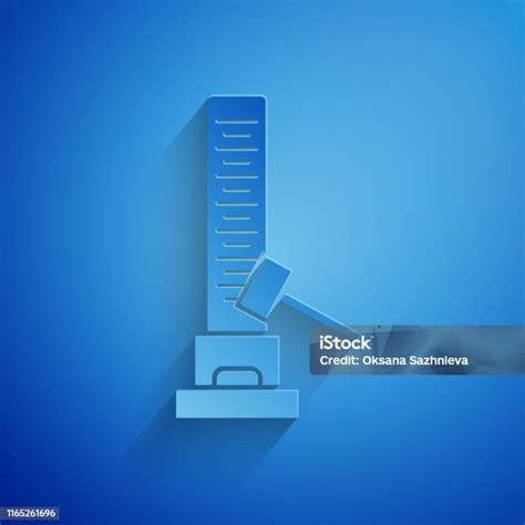 종이 는 파란색 배경에 고립 된 큰 망치 아이콘 높은 스트라이커 매력을 잘라 강도를 측정하기 위한 어트랙션 놀이 공원 종이 아트 스타일입니다 벡터 일러스트레이션