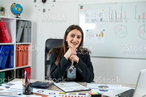 미소 짓는 한 명의 사업가는 사무실에서 종이 차트 문서와 함께 정장을 입고 일한다 경영자에 대한 스톡 사진 및 기타 이미지 경영자 경제 계산기 Istock