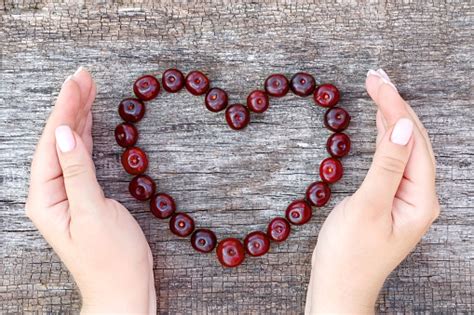 심장 모양의 신선한 잘 익은 체리 인간의 손과 체리 베리는 심장의 모양입니다 건강 개념 0명에 대한 스톡 사진 및 기타 이미지 Istock