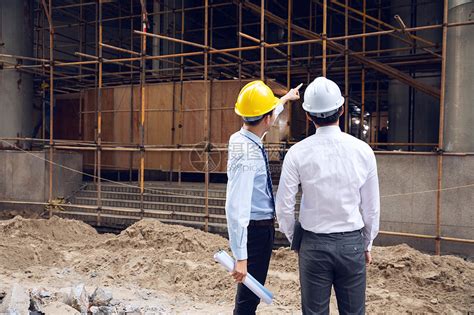 建筑工程师讨论施工项目背影高清图片下载 正版图片501581782 摄图网