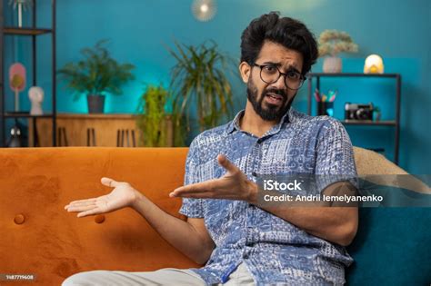 인도 남자가 왜 실패의 이유를 묻는 손을 들고 집에서 문제에 의해 불신 자극 가정 생활에 대한 스톡 사진 및 기타 이미지 가정 생활 몸짓 손 Istock