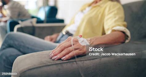 암 치료 또는 화학 요법을 위해 병원에서 Iv 드립을 가진 건강 관리 손 및 노인 여성 신장 투석 치료를 위한 웰니스 클리닉의 카테터 수액 및 노인 여성 환자 정맥 주사에