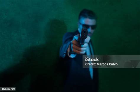 남자 가리키는 권총 매력적인 특수 요원 이나 경찰관의 극적인 액션 초상화 는 법 집행 및 범죄 개념에 심각한 무기를 들고 양복과 넥타이에 총을 목표로 30 39세에 대한