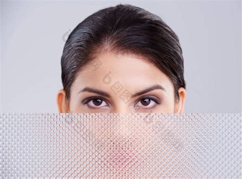 部分被遮挡的美美丽的年轻的女人脸部分被遮图片 包图网企业站