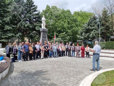 С поднасяне на венци и цветя патриотично слово и войнишка боб чорба беше отбелязан празникът на