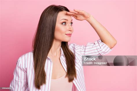 핑크 컬러 배경에 고립 된 카피 스페이스에서 젊은 매력적인 긍정적 인 소녀 여자의 사이드 프로파일 사진 손 이마 모양을 잡고 갈색 머리에 대한 스톡 사진 및 기타 이미지