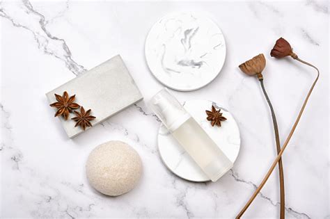 대리석 배경에 화장품 병 용기 브랜딩 모형을위한 블랭크 라벨 패키지 천연 유기농 미용 제품 개념 정제 된 식물스킨 케어의 연구 및 개발 0명에 대한 스톡 사진 및 기타