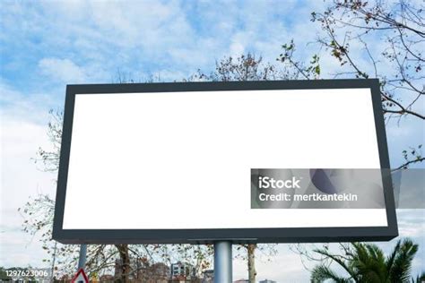 외부 거리 광고 포스터 화면 도시 배경 현대적인 평면 스타일 야외 배너 광고에 로고 또는 텍스트에 대한 광고판 빈 모형 및 템플릿 빈 프레임 빌보드 게시에 대한 스톡 사진
