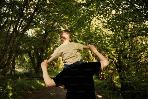 공중에 아이를 안고 있는 남자 사진 Unsplash의 놀다 이미지