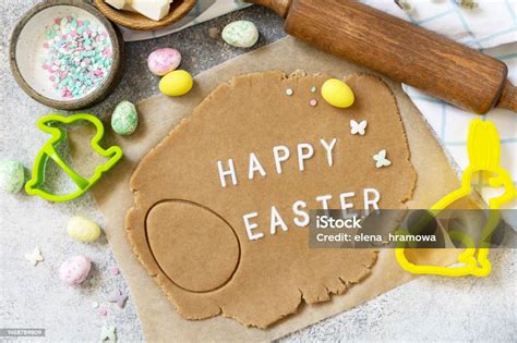 부활절 쿠키를 굽거나 요리하기 위한 배경 가벼운 돌 테이블에 굽기위한 재료와 주방 용품 위에서 본 모습 0명에 대한 스톡 사진 및 기타 이미지 Istock