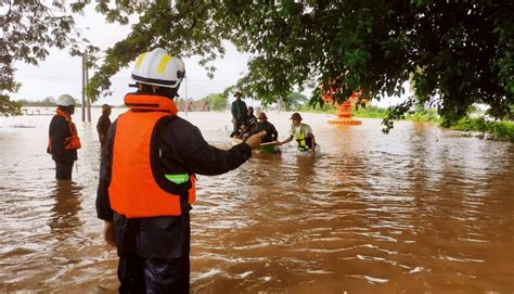 သံဖြူဇရပ်မြို့နယ်အတွင်း မိုးရွာသွန်းကာ တောင်ကျရေစီးဆင်းမှုကြောင့် ပငကျေးရွာရှိ နေအိမ်များအတွင်း
