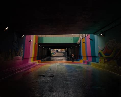 무지개 칠해진 벽이있는 터널에 서있는 사람 사진 Unsplash의 무료 산티아고 이미지