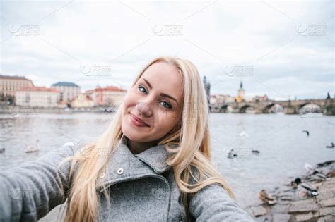 旅行者 青年人 金色头发 自拍 自然美 女人 美 青少年 休闲活动 水平画幅