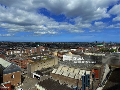 아일랜드의 수도 인 더블린 의 활기찬 거리를 탐험 해보십시오 다채로운 조지 왕조 양식의 건물 조약돌 길 번화한 펍이 문화와 매력이 조화를 이루는 이 유서 깊은 도시를