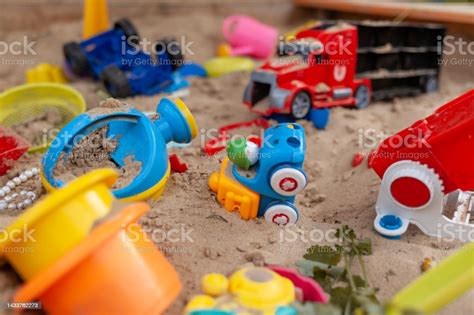 게임을위한 다양한 장난감이있는 어린이 나무 샌드 박스 0명에 대한 스톡 사진 및 기타 이미지 0명 갈퀴 개념 Istock