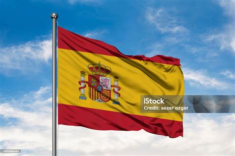 흰 구름 푸른 하늘에 대 한 바람에 물결치는 스페인의 국기 스페인어 플래그입니다 스페인에 대한 스톡 사진 및 기타 이미지 스페인 시민 구름 Istock