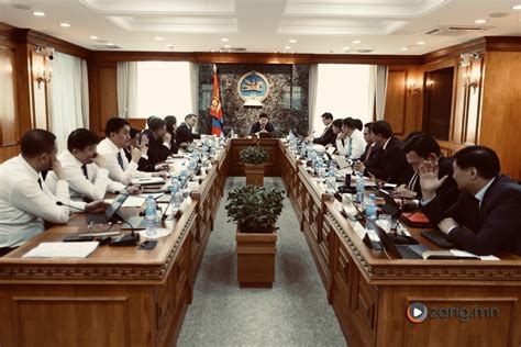 Засгийн газар хуралдаж байна