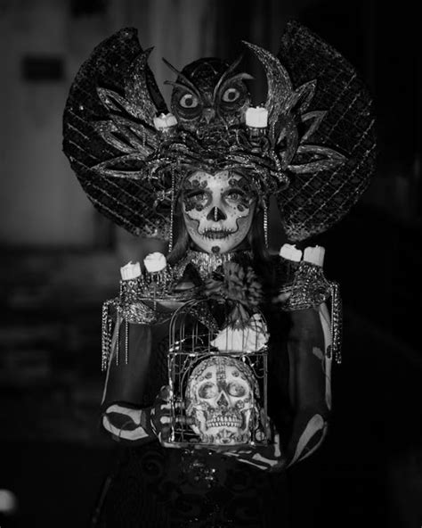 고딕 스타일 기념 드라마틱한 디아 데 로스 미아 테스 머리 장식물 메멘토 모리 멕시코 문화 멕시코 전통 멕시코 휴가 문화 유산 문화적 복장 문화적 정체성