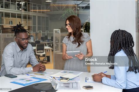 프로젝트를 논의하는 회의에서 세 개의 다민족 비즈니스 파트너 3 명에 대한 스톡 사진 및 기타 이미지 3 명 30 34세 35 39세 Istock