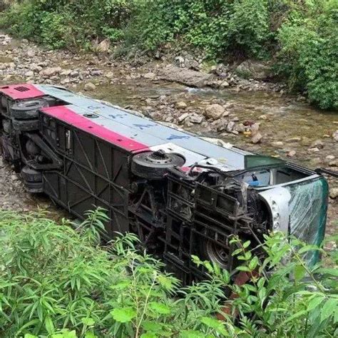 客车侧翻致1死1重伤！其余 18人幸存只因做了这个！乘客车门车辆