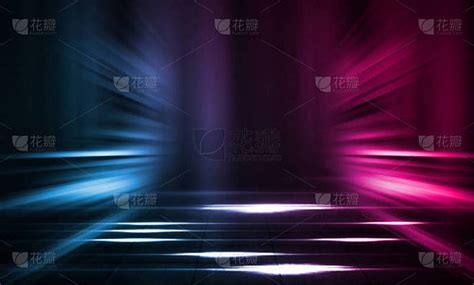 空背景场景。黑暗的街道蓝色和粉红色的霓虹灯在潮湿的路面上反射。黑暗中的光线烟雾。街道城市的夜景