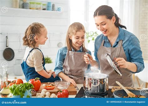Fam Lia Feliz Na Cozinha Foto De Stock Imagem De Caf