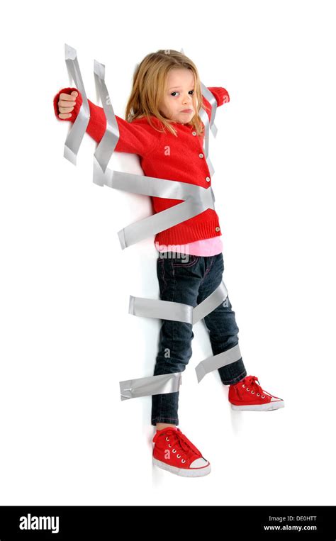 Petite Fille Attach E Au Mur Banque De Photographies Et Dimages Haute R Solution Alamy