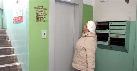 Ξαφνικά χτύπησε το κουδούνι της πόρτας Μια νεαρή γυναίκα και ένα αγόρι στάθηκαν στο κατώφλι