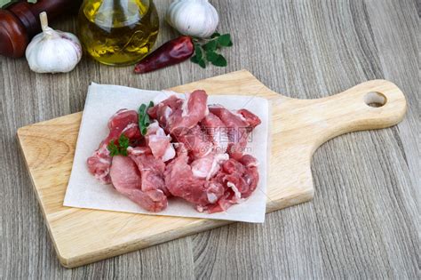 生肉丁准备烹饪高清图片下载 正版图片503164426 摄图网