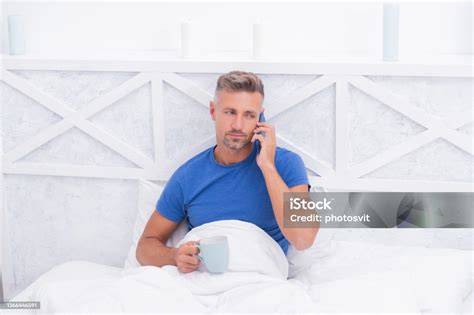 들고 목소리를 높입니다 남자는 침대에서 전화를 걸고 있다 모바일 통화 모바일 이야기 연락 Brand Name Smart Phone에 대한 스톡 사진 및 기타 이미지 Istock