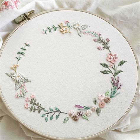 프랑스자수 꽃리스 취미스타그램 여성여성해 스런 색감으로~ 꽃자수 자수라이프손자수 구미프랑스자수 수업창작도안 이에요무단도용금지 재편집하지마요