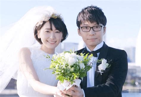 新垣结衣老公婚后首露面，捂嘴偷笑超得意，曝求婚仅一句话收服女神星野源