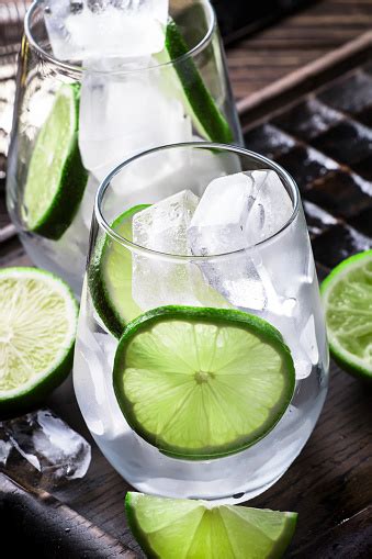 황금 럼 레몬 주스 콜라 라임과 얼음 다크 바 카운터 배경 바 도구 텍스트 장소와 쿠바 리브레 알코올 칵테일 0명에 대한 스톡 사진 및 기타 이미지 Istock