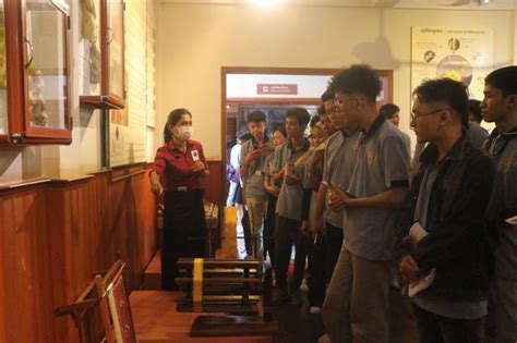 និស្សិតផ្នែកស្ថាបត្យកម្មជាង ២០០ នាក់ ចុះទស្សនកិច្ចសិក្សានៅសារមន្ទីរវាយនភណ្ឌប្រពៃណីអាស៊ី Ams Central