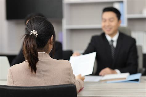 인사부 관리자들이 현대 사무실에서 면접을 보는 동안 여성 사업가 지원자 또는 후보자를 인터뷰하고 있다 사업 모집 개념 이력서에 대한 스톡 사진 및 기타 이미지 Istock