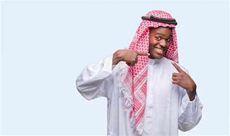 아랍 아프리카 젊은이 웃 고 자신감 보여주는 손가락 치아와 입 지적 고립 된 배경 위에 전통적인 서구인을 입고 건강 개념입니다